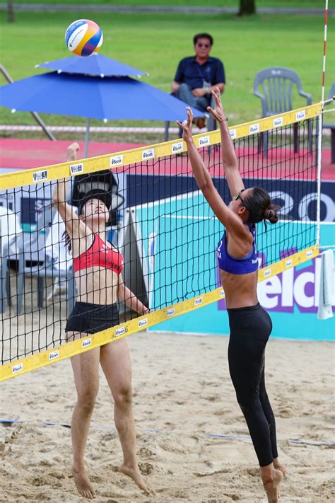 여름이 제 철인 비치발리볼