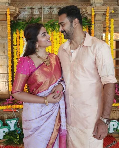 முதல் முறையாக குடும்பத்துடன் இருக்கும் புகைப்படத்தை பகிர்ந்த சினேகா பாக்கவே அழகா இருக்காங்க