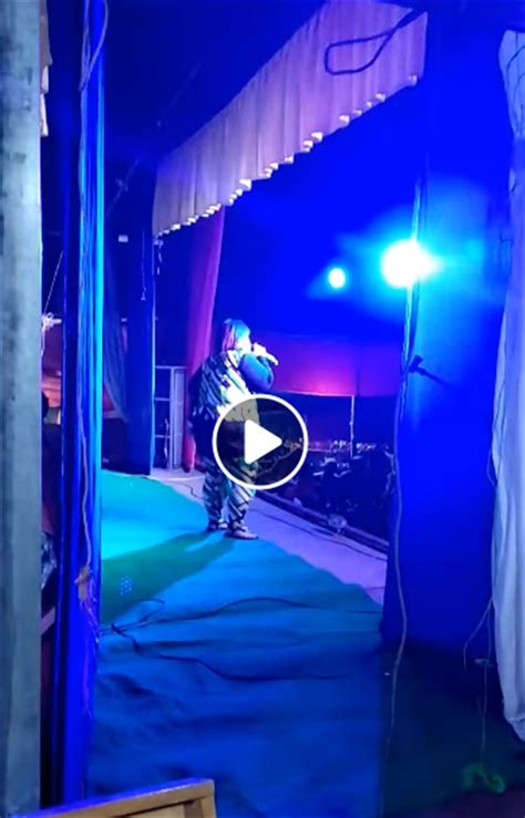 စင်ပေါ်မှာ ပေါ့ပေါ့ပါးပါးခုန်ပေါက်ပြီး သီချင်းလေးတွေသီဆို ဖျော်ဖ