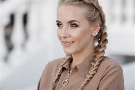 Jeune Femme Mignonne En Plein Air Photo Gratuite