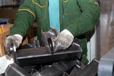 금속 가공 유니폼과 보호 장갑을 착용 한 작업자는 금속 빌렛에 인서트를 설치합니다 농업 기계 생산 단계 Unspecified에 대한 스톡 사진 및 기타 이미지 Istock