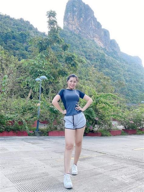 ကျော့ရှင်းလှပပြီး ဖြူဖွေးသွယ်လျတဲ့ ပေါင်တန်လေးတွေနဲ့ ဇွဲကပင်တောင်တန်းကြီးကို နောက်ခံထားကာ အမိုက