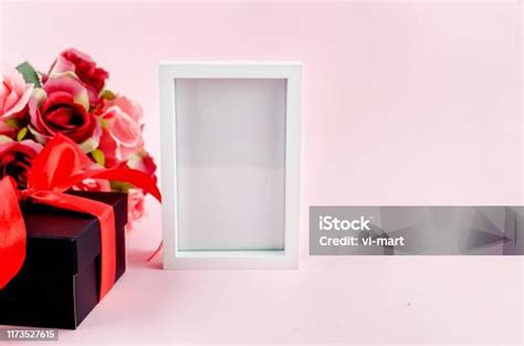 리본 꽃다발 장미와 밝은 분홍색 배경에 빈 프레임 복사 공간 휴일 또는 생일 개념과 선물 상자 인사말 카드 겨울에 대한 스톡 사진 및 기타 이미지 Istock