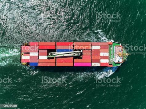 공중 보기 소형 컨테이너 선박 전체 속도 작업 크레인 물류 가져오기 내보내기 또는 교통 개념 배경에 대 한 콘테이너를 적재 하는 다리 공중 뷰에 대한 스톡 사진 및 기타