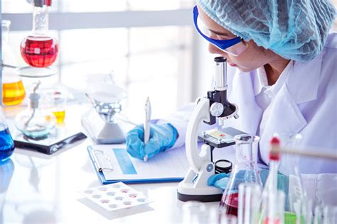 여성 과학자 손 과학 현미경 의료 테스트 연구 생물학 화학에 의료 실험실에서 노트 정보를 작성합니다 혈액 검사 제약을 분석하는 아시아 여성 기술자 실험실 25 29세에 대한