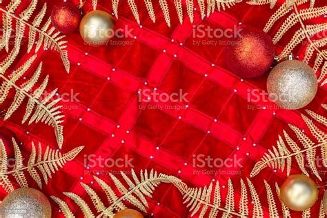 크리스마스 구성 붉은 배경에 금 장식 빛나는 잎과 가지 고사리 플랫 레이 상단 보기 0명에 대한 스톡 사진 및 기타 이미지 Istock