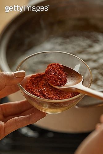 요리 음식상태 요리하기 음식준비 음식준비 움직이는활동 어묵탕 어묵탕 탕 안주 식사 칠리가루 향신료 매콤한음식 음식 국물 Sub