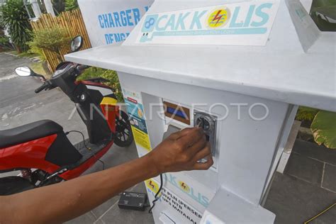 Pengisian Daya Baterai Kendaraan Listrik Dengan Koin Antara Foto