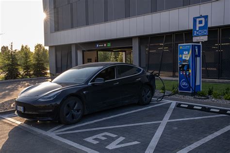 Bidikan Statis Dari Pengisian Motor Ganda Tesla Model 3 Hitam Pekat Di