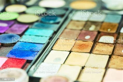 카피 스페이스와 어두운 배경에 다양한 메이크업 제품 뷰티 및 패션 컨셉 0명에 대한 스톡 사진 및 기타 이미지 0명 가루눈 개념 Istock