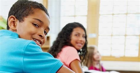 교실에서 동료들과 함께 책상에 앉아 있는 어린 학생의 뒷모습 초상화 사진 Unsplash의 교실 이미지