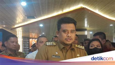 Momen Bobby Salim Cium Tangan Ganjar Pranowo