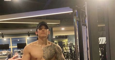 덱스 거침없는 상의탈의…탄탄 근육질 몸매