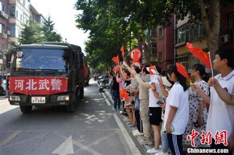 武警河北总队抗洪官兵撤离 涿州民众自发送别中新社翟羽佳任务