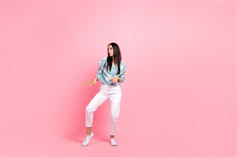 평온한 반짝이는 숙녀가 입는 꽃 프린트 가디건의 전체 길이 사진 재미있는 빈 공간 격리 된 핑크 컬러 배경 광고에 대한 스톡 사진 및 기타 이미지 Istock