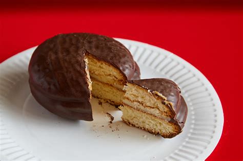 빨간 배경 전통 디저트 수제 초콜릿 패스트리 근접 촬영에 흰색 일회용 접시에 초콜릿 케이크를 자릅니다 거품 내기에 대한 스톡 사진 및 기타 이미지 Istock