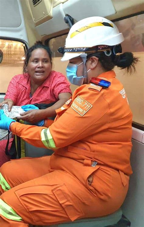 បុរសម្នាក់មានជំងឺលេីសឈាមដួលសន្លប់ក្នុងបន្ទប់ទឹកត្រូវបានរថយន្តសង្គ្រោះ៧១១ដឹកយកទៅសង្គ្រោះភ្លាមៗ