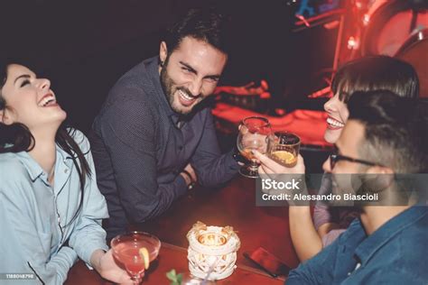 칵테일 재즈 바에서 즐거운 시간을 보내는 행복한 친구 나이트 클럽에서 함께 웃는 광고를 마시는 젊은 밀레니엄 세대 나이트 라이프 엔터테인먼트 및 청소년 문화 라이프 스타일