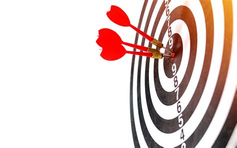 비즈니스 개념을 타겟팅하는 성공 목표 가상 대상 다트 보드에 빨간색 화살표 다트를 던지는 사업가 비즈니스 개념 타겟팅 0명에 대한 스톡 사진 및 기타 이미지 Istock