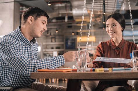 카페테리아에서 새 프로젝트에서 작업 하는 젊은 스마트 기업 가속 페달에 대한 스톡 사진 및 기타 이미지 가속 페달 경영자 계획 Istock