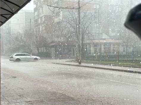 Мощна буря във Враца Силна градушка се изсипа над областния център улиците се превърнаха в