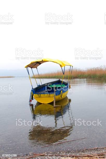 Perahu Di Pelabuhan Foto Stok Unduh Gambar Sekarang Struga Alang Alang Berlibur