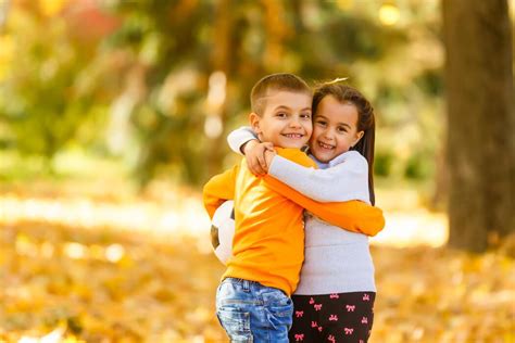 Niños Abrazados Imágenes Fotos Y Fondos De Pantalla Para Descargar Gratis