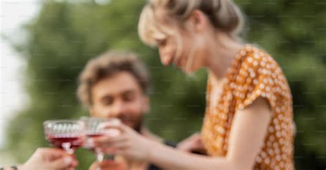 젊은 친구들은 야외에서 축제 점심을 먹고 건배하고 와인을 마시며 행복한 여름을 함께 보냅니다 테이블에 붙여 넣기를 복사하기 위해 빈 라벨이있는 병에 집중하십시오 사진