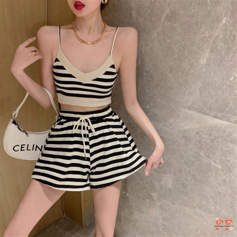 ‼️พร้อมส่ง ราคาถูก‼️ ชุดเซ็ตแฟชั่นลายทางเซ็กซี่ เสื้อสายเดี่ยววี กางเกงขาสั้นเอวยางยืด