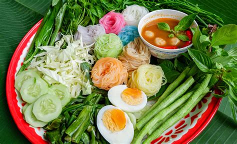 태국 쌀 국수 다채로운 또는 쌀 당면 국수와 생선 카레 수프 소스 야채와 다양 한 건강한 식생활에 대한 스톡 사진 및 기타