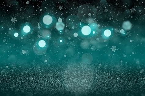 라이트 블루 꽤 밝은 반짝이 빛 떨어지는 눈 조각 비행 귀하의 콘텐츠를 위한 빈 공간 축제 이랑 질감을 흐리게 하는 Bokeh 추상적 인 배경 겨울에 대한 스톡 사진 및