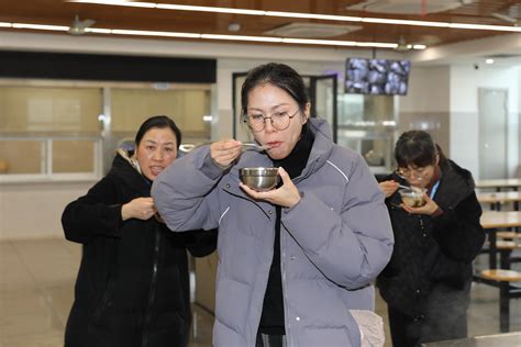 饺香浓浓情暖冬日贵驷小学工会开展迎元旦包饺子活动
