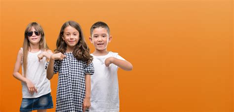 자신에 게 손가락을 가리키는 깜짝 얼굴 오렌지 배경 위에 소년과 소녀 아이 들의 그룹 가리키기에 대한 스톡 사진 및 기타 이미지 가리키기 개념 개념과 주제 Istock