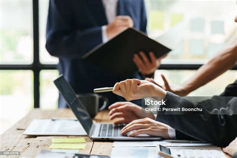 회의실의 책상에있는 비즈니스 인력 분석 비용 그래프 비즈니스 팀 브리핑 계획과의 팀워크 사무실에서 창조적 인 창업 비즈니스 사람들 그룹 가리키기에 대한 스톡 사진 및 기타