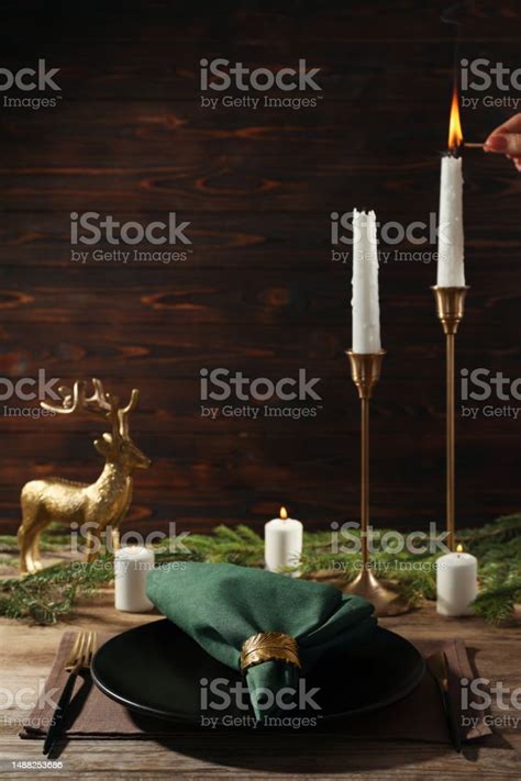 녹색 패브릭 냅킨 아름다운 장식 반지 나무 배경에 축제 장식이 있는 세련된 테이블 세팅 0명에 대한 스톡 사진 및 기타 이미지 0명 가사 집안일 가정 생활 Istock
