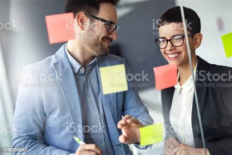 사무실에서 비즈니스 프로젝트에 종사 하는 창조적 인 비즈니스 사람들 모임에 대한 스톡 사진 및 기타 이미지 모임 아이디어