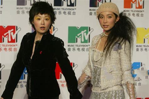 袁立李冰冰14年前同框旧照曝光！当年两人手牵手十指紧扣情同姐妹