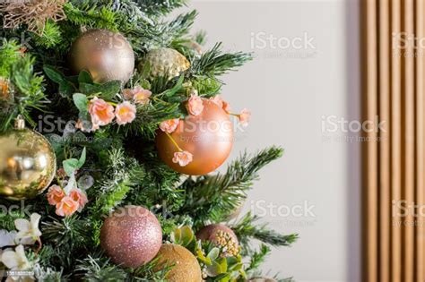 흰색 청동과 분홍색 공 눈과 빛나는 화환 고급 크리스마스 트리 공과 장식으로 새해 축제 구성 장식 된 방에 다양한 장식이있는 우아한 나무 12월에 대한 스톡 사진 및 기타