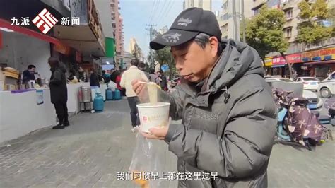 近日湖北武汉寒冬丝毫不影响武汉人街边过早的热情早餐店老板降温不影响客流量10点之前买早餐甚至还需要排队