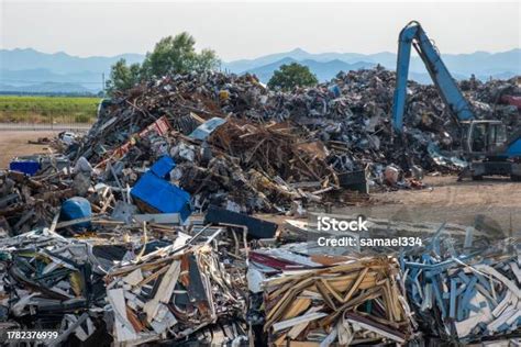 쓰레기에서 금속 알루미늄 황동 구리 스테인리스 스틸을 분류하는 고철 재활용 센터 재활용 산업 환경 및 폐기물 제로 양보 갈고리 발톱에 대한 스톡 사진 및 기타 이미지