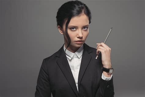 검은 양복을 입고 연필 들고와 카메라 보고 자신감 사업가 갈색 머리에 대한 스톡 사진 및 기타 이미지 갈색 머리 경영자 기업 비즈니스 Istock