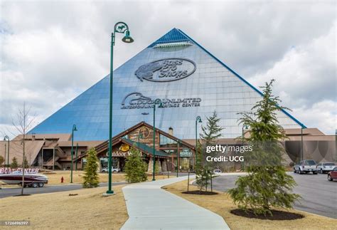 Bass Pro Shops Outdoor World And Ducks Unlimited Pyramid Building In