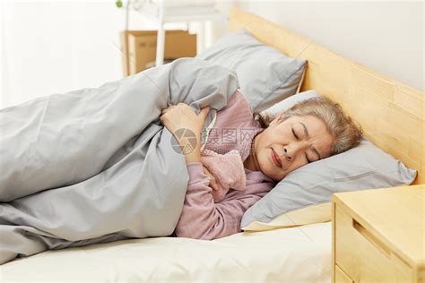 睡觉的老人热水袋取暖高清图片下载 正版图片507607612 摄图网