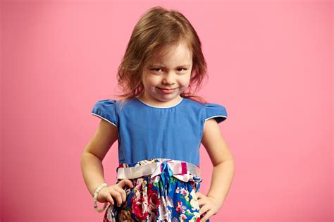 분홍색 고립 된 배경에 3 년 화가 어린 소녀의 초상화 좌절 또는 분개를 표현 음의 문자를 보여줍니다 4 5세에 대한 스톡 사진 및 기타 이미지 Istock