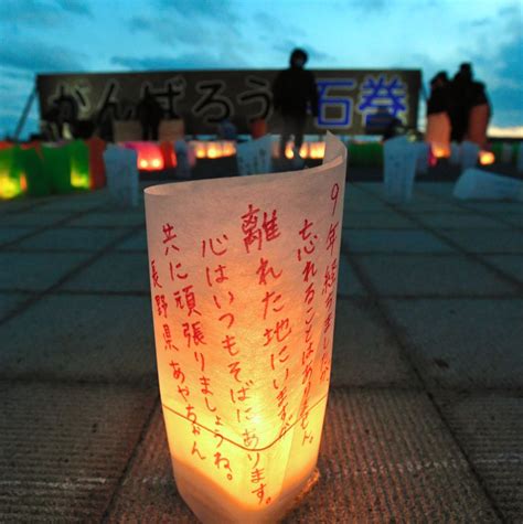 震災の津波などで393人が亡くなり149人が行方不明となっている門脇南浜地区がんばろう石巻の看板前には犠牲者を追悼するメッセージが
