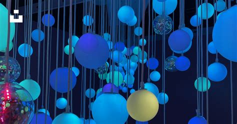 물방울이 있는 파란색과 분홍색 풍선 사진 Unsplash의 무료 유행 이미지