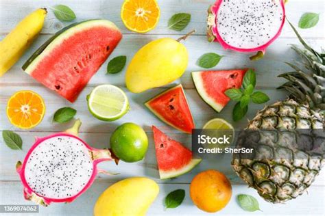 여름 과일 수박 파인애플 망고 라임 오렌지 드래곤 프루트 밝은 파란색 나무 배경에 평평한 누워의 다양한 0명에 대한 스톡 사진 및 기타 이미지 Istock