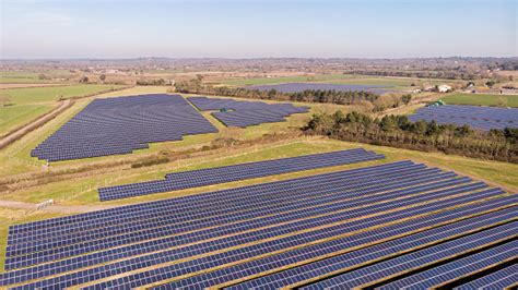 장엄한 푸른 하늘 아래 시골 지역의 태양 전지 패널 태양광 시스템 농장의 공중 보기 영국에 대한 스톡 사진 및 기타 이미지 영국 태양열 발전소 0명 Istock
