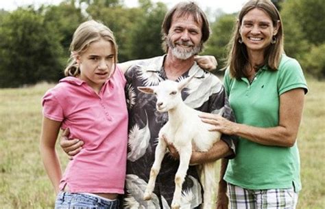 ამ წყვილმა 9 წლის უპატრონო გოგონა იშვილა თუმცა მალე მისი წარსულის შესახებ შოკისმომგვრელი