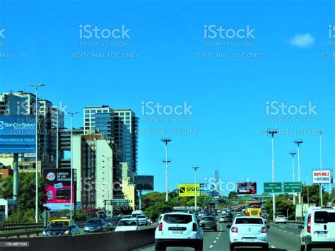 화창한 날에 자동차와 교통 표지판이있는 고속도로 도로 0명에 대한 스톡 사진 및 기타 이미지 0명 거리 건물 외관